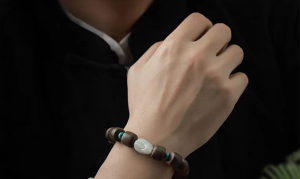 Which Hand Should You Wear a Jade Bracelet On - A Complete Guide ...